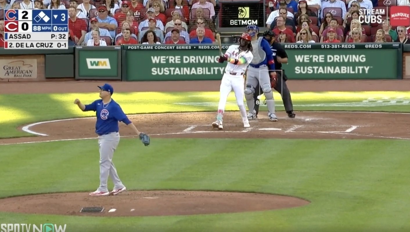 【写真・画像】息できてるか…！？ 大谷翔平の“新ライバル”、打った瞬間に着弾する高速弾丸ライナーで“異変”を起こした…！ 相手投手のリアクションがヤバすぎると話題に「ショックだろうな」「さすが ...