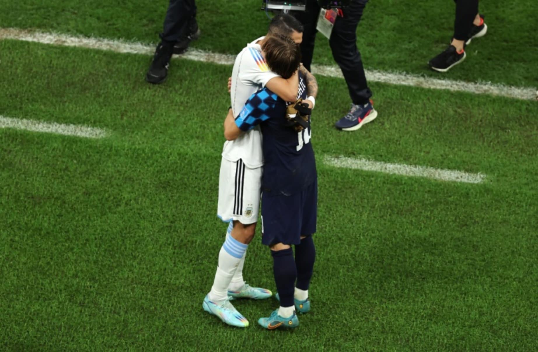 モドリッチ、W杯敗退で涙…“敵”ディマリアが抱きしめる姿がグッとくる | Qoly | FIFA ワールドカップ 2022 完全ガイド by ABEMA