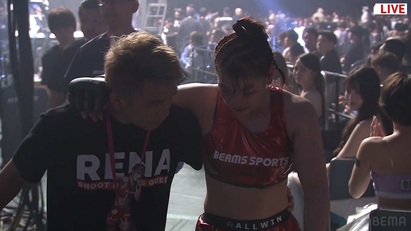 RENA、電光石火の膝十字に悶絶タップ…抱えられて退場 フランスの“KOクイーン”が最終ラウンドで日本の“ツヨカワクイーン”を撃破 | 格闘技 | ABEMA TIMES | アベマタイムズ