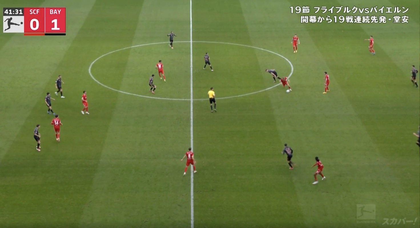 【写真・画像】強すぎだろ！ 堂安律、ドイツ代表MFを“片手ブロック”→ぶん投げて吹っ飛ばす「ヤバいなw」 “ゴリゴリ”の強靭フィジカルにファン驚愕 1枚目 | ブンデスリーガ | ABEMA ...