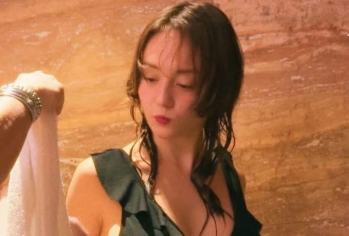 【写真・画像】超絶スタイルの29歳モデル美女、大人っぽい水着姿で14歳年上彼氏と混浴デート 2枚目 | 恋愛 | ABEMA TIMES | アベマタイムズ