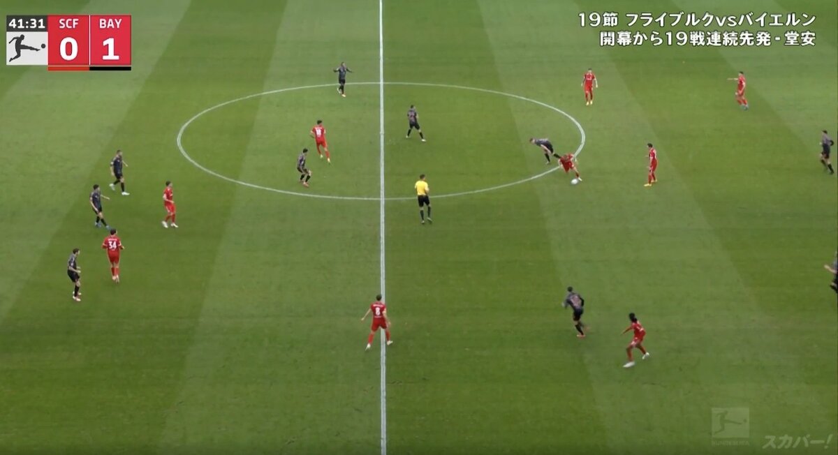 強すぎだろ！ 堂安律、ドイツ代表MFを“片手ブロック”→ぶん投げて吹っ飛ばす「ヤバいなw」 “ゴリゴリ”の強靭フィジカルにファン驚愕 | ブンデスリーガ | ABEMA TIMES | アベマタイムズ