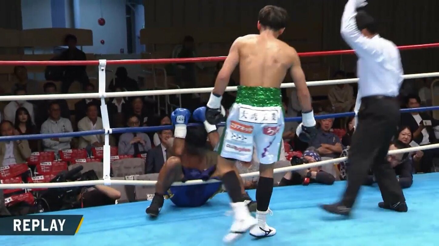 【写真・画像】「危ない、危ない」悶絶ボディで“あわや”リングから転落の衝撃KO 1枚目 | ニュース | ABEMA TIMES | アベマタイムズ