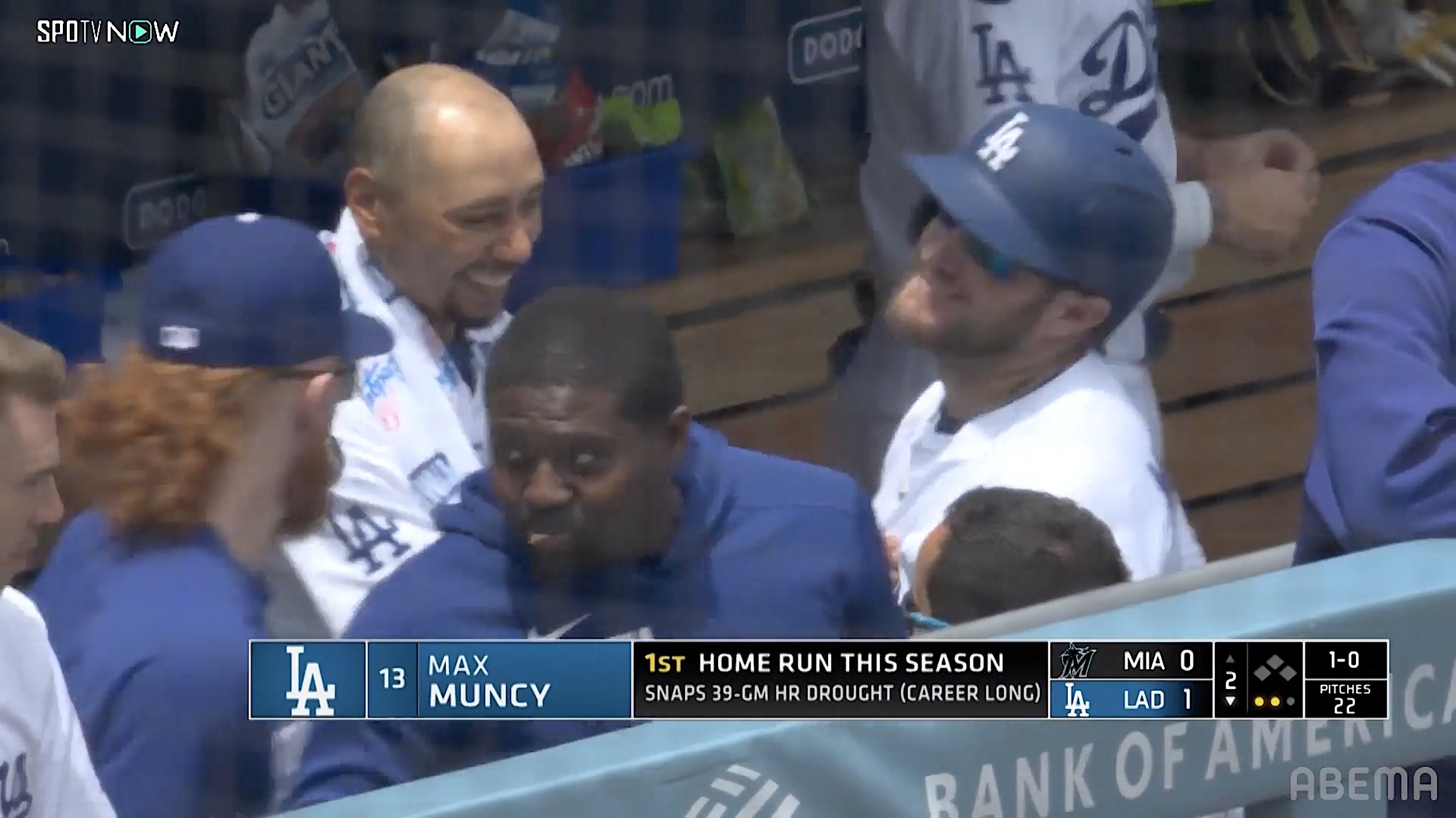 【写真・画像】悩めるド軍大砲にベッツ駆け寄り“祝福” ベンチの光景に「泣ける」「俺たちのマンシー！」感涙の復活劇 1枚目 | MLB | ABEMA TIMES | アベマタイムズ