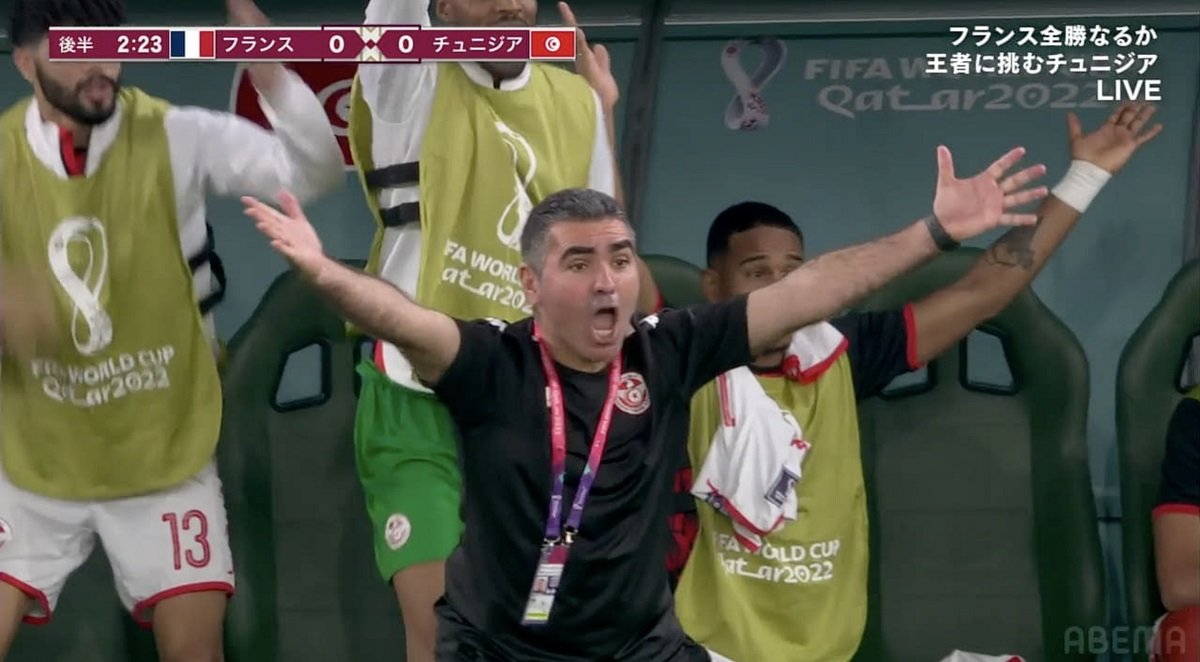 監督、選手が揃って「なんで！？」と一斉抗議のオーバーリアクション PK要望のサポーターはVARポーズも | ABEMA TIMES | FIFA ワールドカップ 2022 完全ガイド by ABEMA