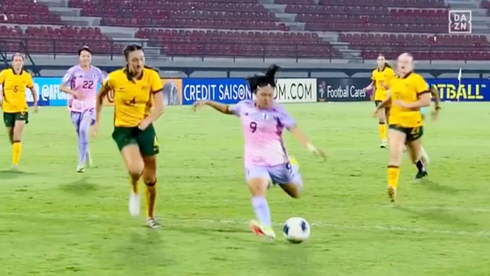 「女子版ハーランドだ」16歳リトルなでしこFWの“理不尽ゴラッソ”が大反響！ 胸トラップから反転シュートの一部始終「とんでもないFWが出てきたぞ」「規格外すぎる」 | サッカー日本代表 ...