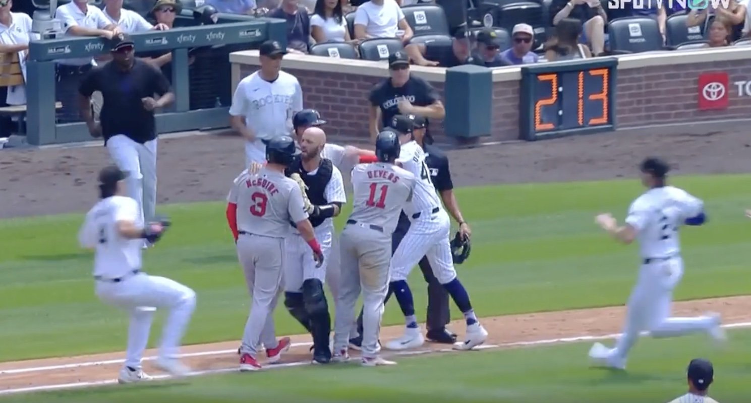 ド迫力！大乱闘が勃発！ 両軍のベンチ全員総出… 激しく衝突する瞬間 ファン騒然「怖すぎるだろ」「わけわからんw」 | MLB | ABEMA TIMES | アベマタイムズ