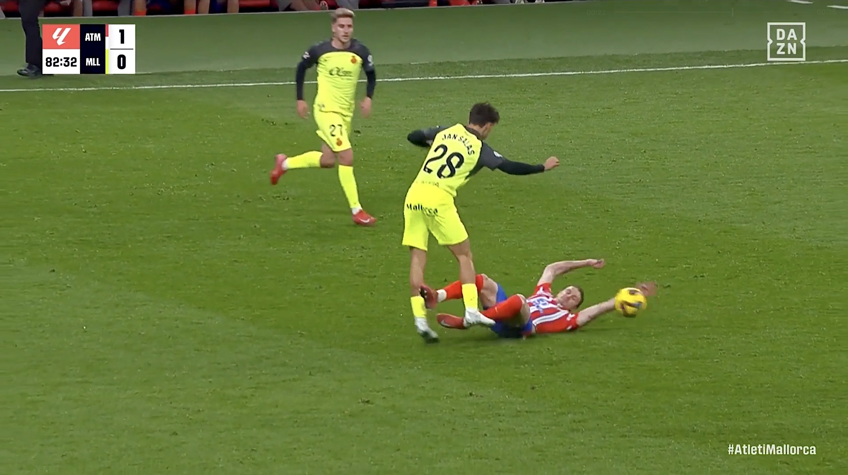 【写真・画像】「完全に足裏！」危険すぎる“悪質タックル”も直後に異変 浅野拓磨出場試合で衝撃光景「出血してる！」SNS騒然 1枚目 | 海外サッカー | ABEMA TIMES | アベマタイムズ