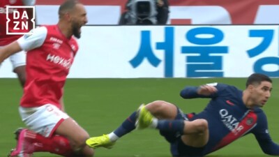 【写真・画像】「ナイスナイス！」伊東純也の絶妙クロスを起点にPSGから先制点を奪取！“GKから逃げるように巻き込む”低空高速クロスが相手のミスを誘発した瞬間「そこから誘ったな」 1枚目 ...