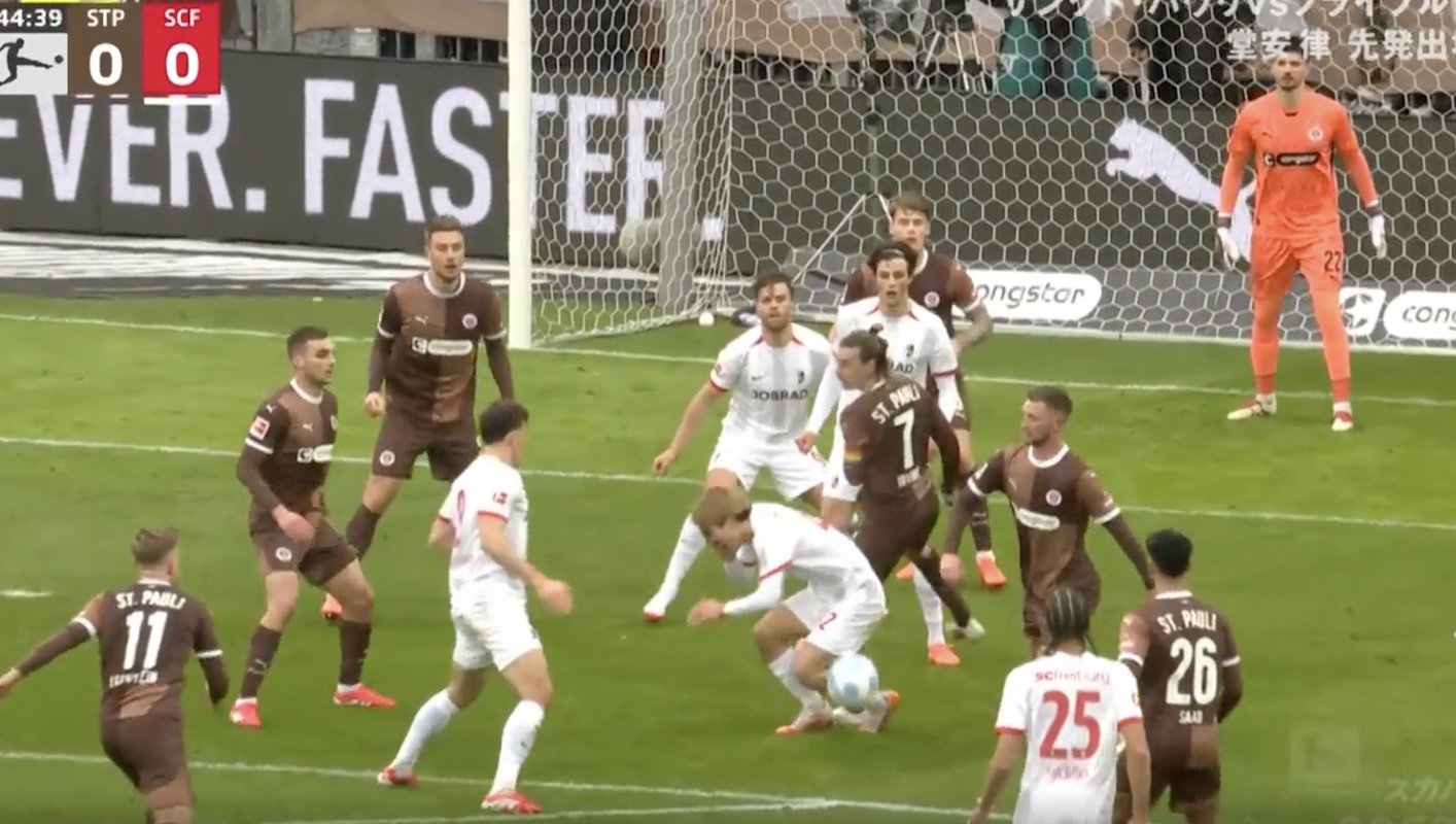 何が起きた！？ 堂安律、“強烈エルボーが顔面に直撃→悶絶転倒 PK獲得もまさかの展開に…「譲れよ！」「蹴ってくれ」 | ブンデスリーガ | ABEMA TIMES | アベマタイムズ