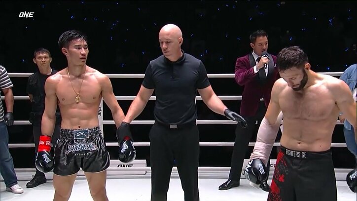 【写真・画像】もう戦えない…左ミドルで腕をガチ“破壊”の衝撃TKO！ 「腕が逝ってしまった」戦慄の破壊力に実況も愕然 1枚目 | ニュース | ABEMA TIMES | アベマタイムズ