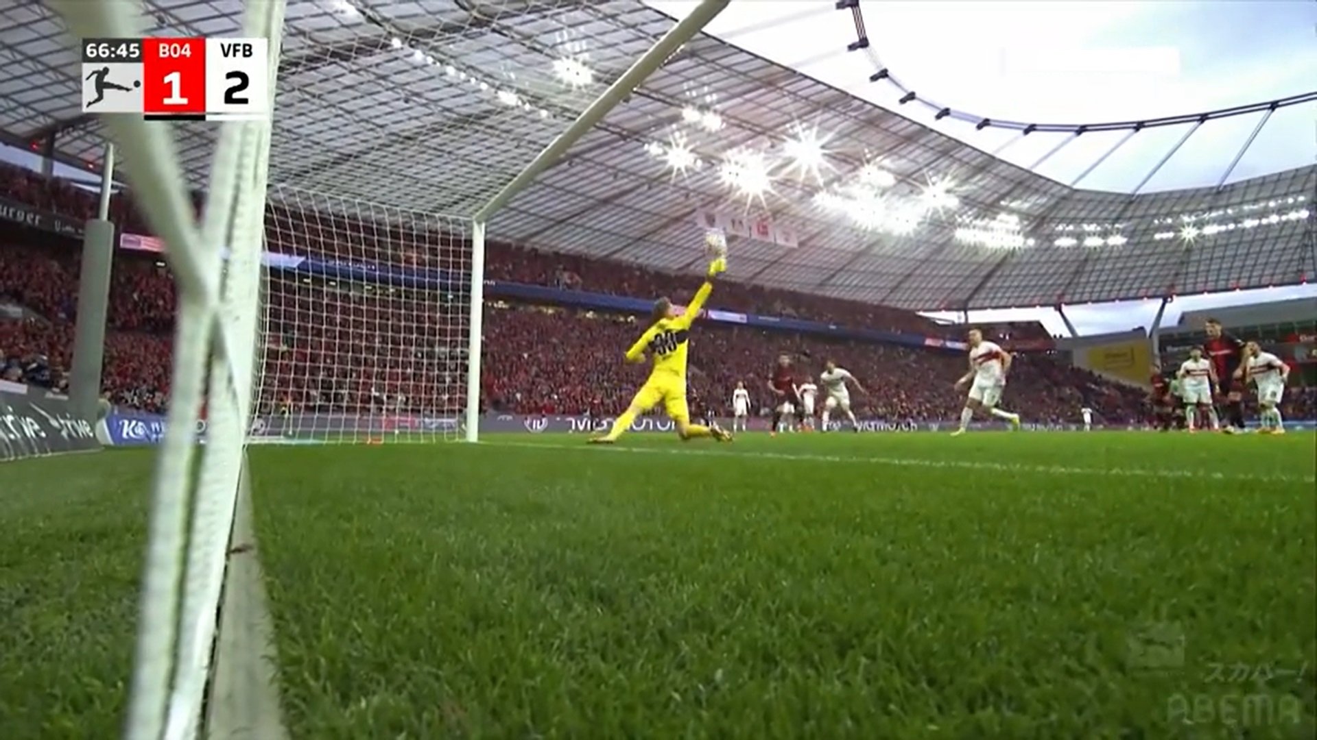 「キーパーバケモンやん笑」シュトゥットガルトGK、2度連続の神セーブにレヴァークーゼンマスコットも絶望リアクション | ブンデスリーガ | ABEMA TIMES | アベマタイムズ