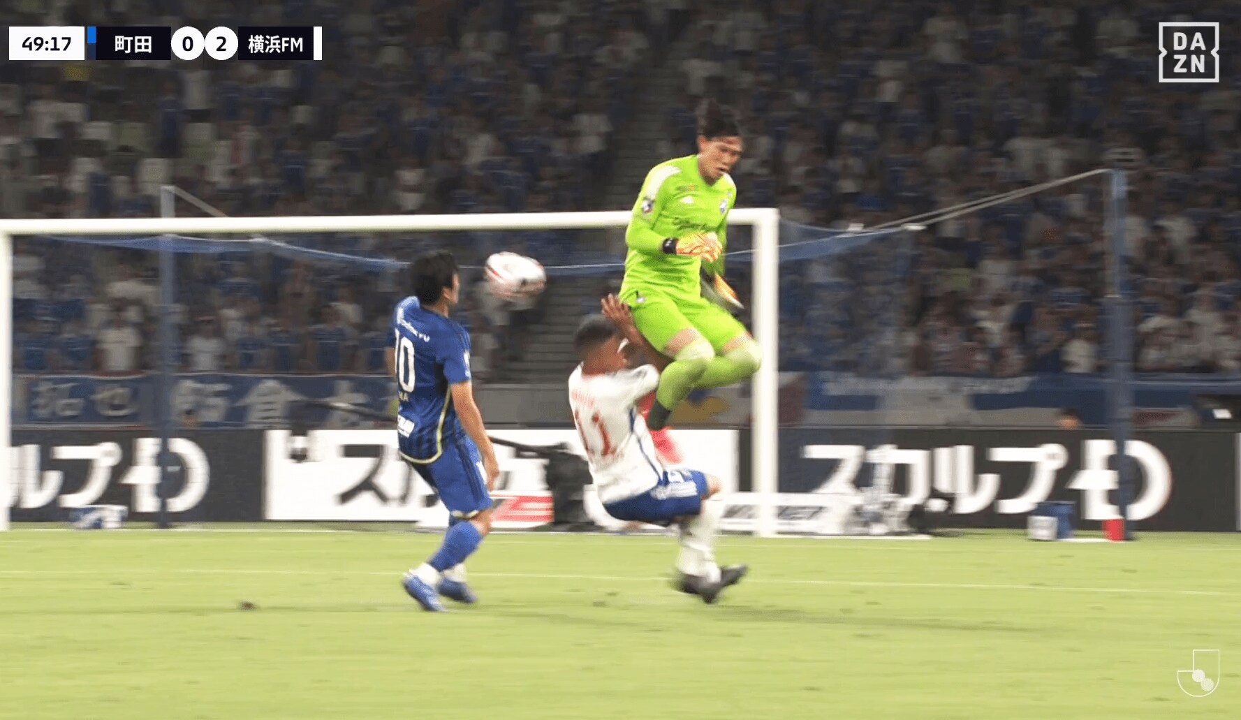 物議を醸す判定…「退場だろ！」「先にボールに触ってる」町田GKと横浜FMアタッカーの“衝突”がノーファウル判定で騒然とした瞬間「カードなしの理由は？」「主審を支持」 | Jリーグニュース ...