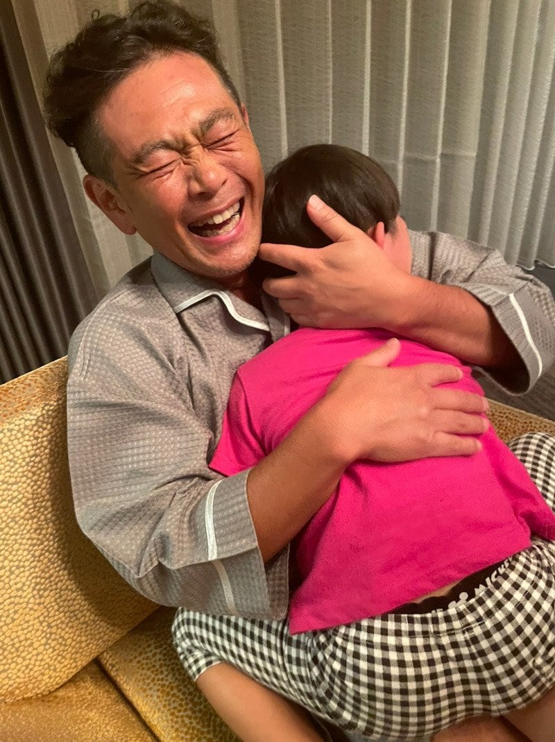 ココリコ・遠藤の妻、夫が号泣する長男を見て爆笑「私も泣いた」 話題 Abema Times