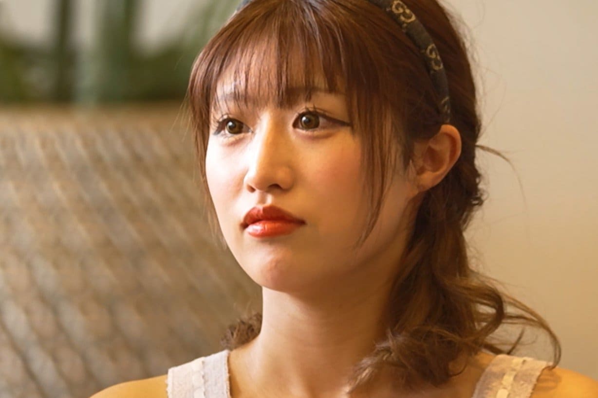 【写真・画像】“ヒモを飼いたい”25歳美女、美脚あらわな部屋着でセクシー男優に抱き着きお誘い「早い者勝ち？」 2枚目 | バラエティ | ABEMA TIMES | アベマタイムズ