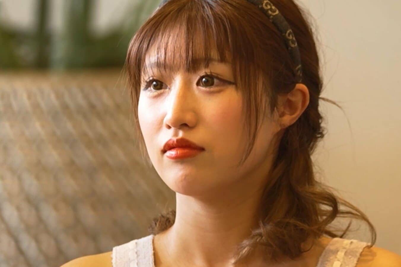 【写真・画像】“ヒモを飼いたい”25歳美女、美脚あらわな部屋着でセクシー男優に抱き着きお誘い「早い者勝ち？」 1枚目 | バラエティ | ABEMA TIMES | アベマタイムズ