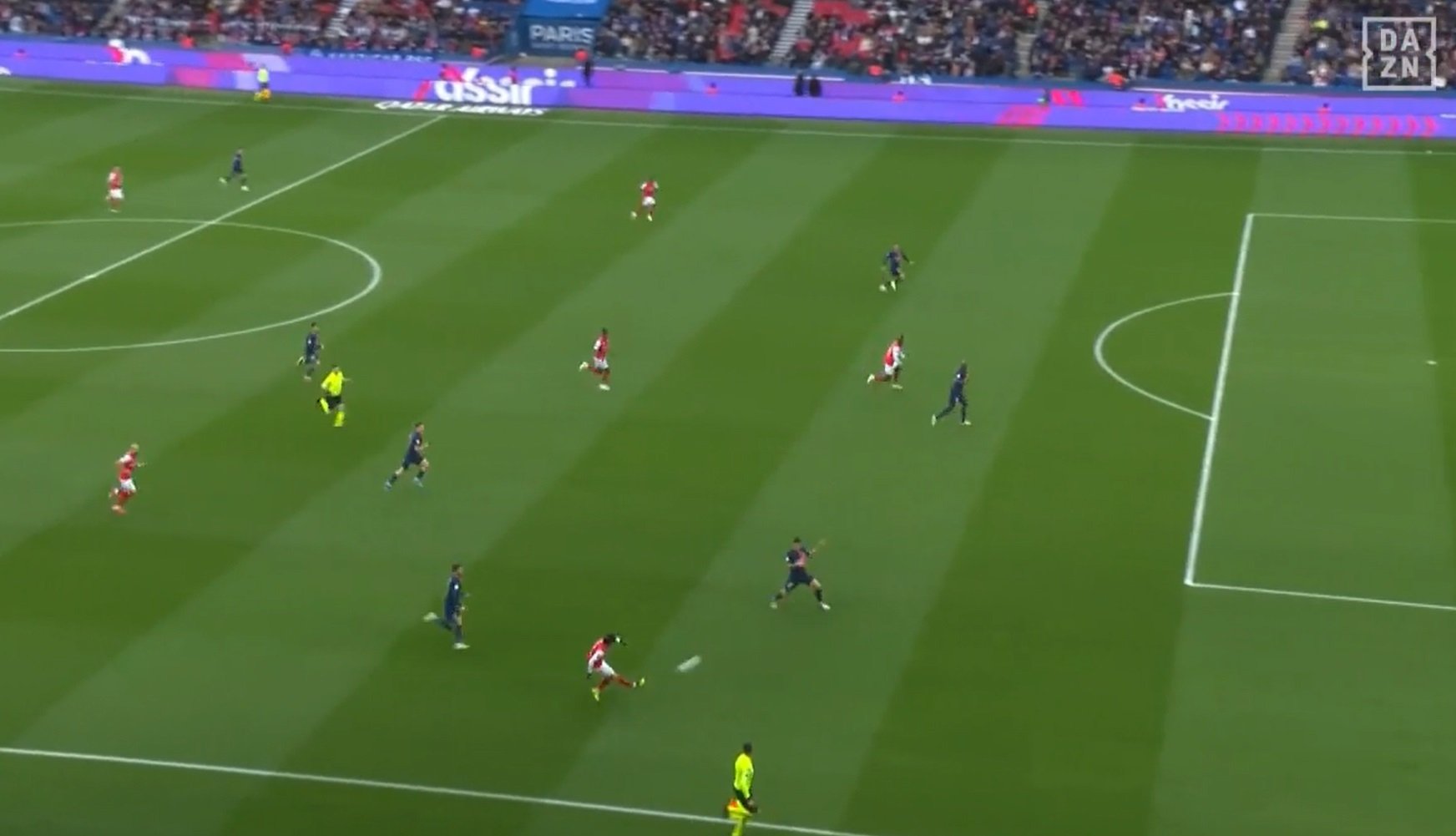 「ナイスナイス！」伊東純也の絶妙クロスを起点にPSGから先制点を奪取！“GKから逃げるように巻き込む”低空高速クロスが相手のミスを誘発した瞬間「そこから誘ったな」 | サッカー | ABEMA ...