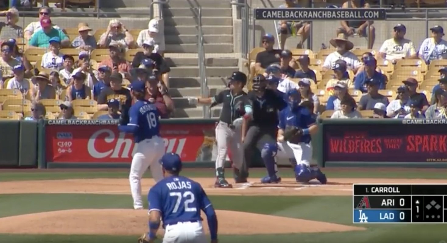 【写真・画像】球場騒然！ 山本由伸に“想定外のハプニング”「怖えええ」 打者が全力フルスイング“空振り”→バットが消える「えっ？」「飛ばしすぎ」 5枚目 | 野球 | ABEMA TIMES ...