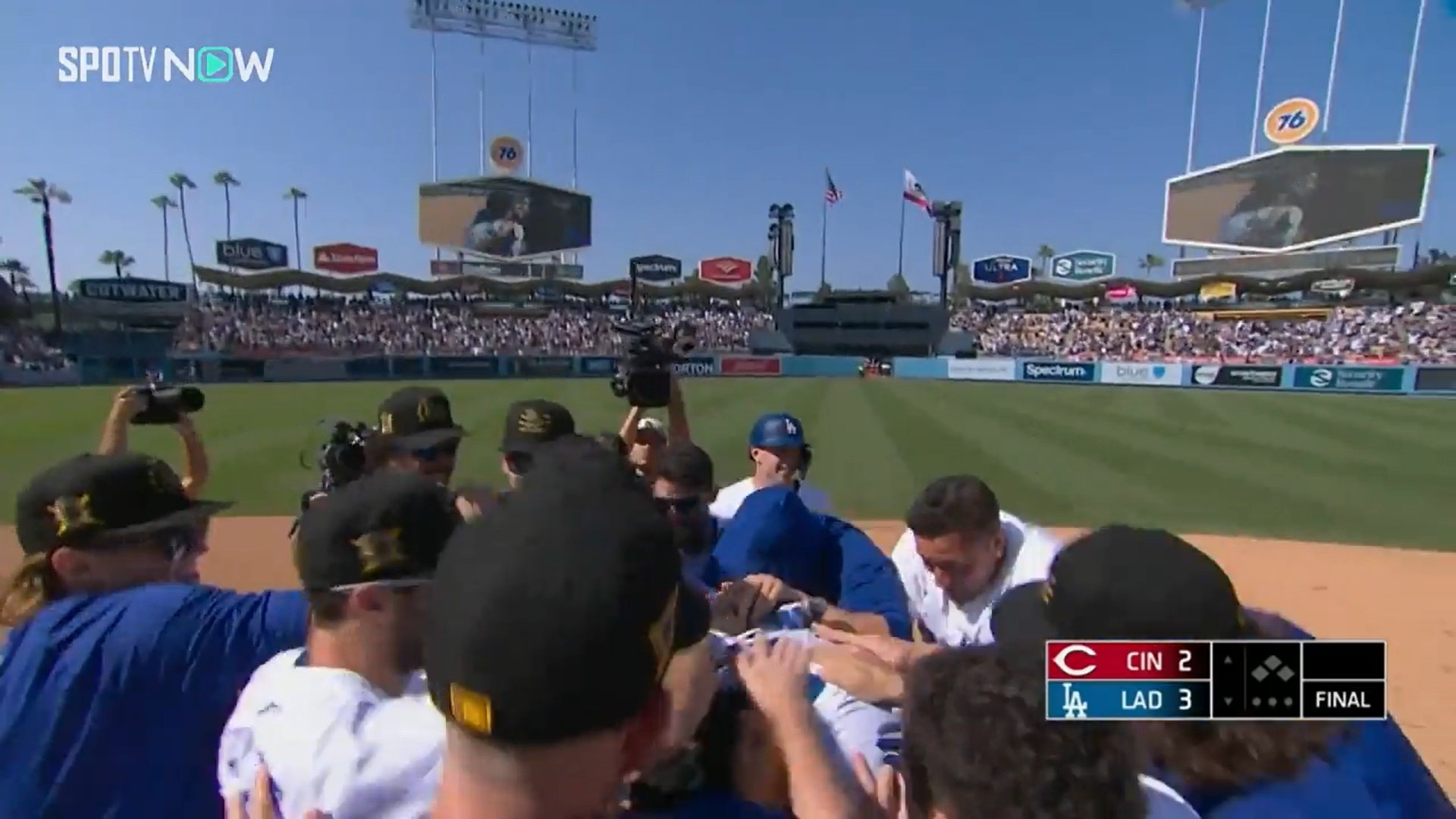 【写真・画像】大谷翔平、歓喜のサヨナラ打に仲間も大興奮！ハイタッチ＆大量シャワー、胸熱の瞬間「最高すぎる！」 1枚目 | MLB | ABEMA TIMES | アベマタイムズ