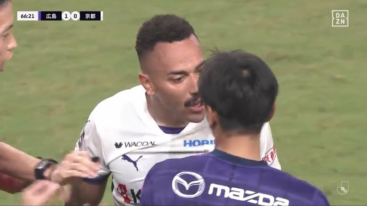 【写真・画像】19歳のU20代表MFが京都の怪物FWと一触即発「何したん？」「かっけーな」味方への危険タックルに怒りのフェイスオフ 5枚目 | Jリーグニュース | ABEMA TIMES ...