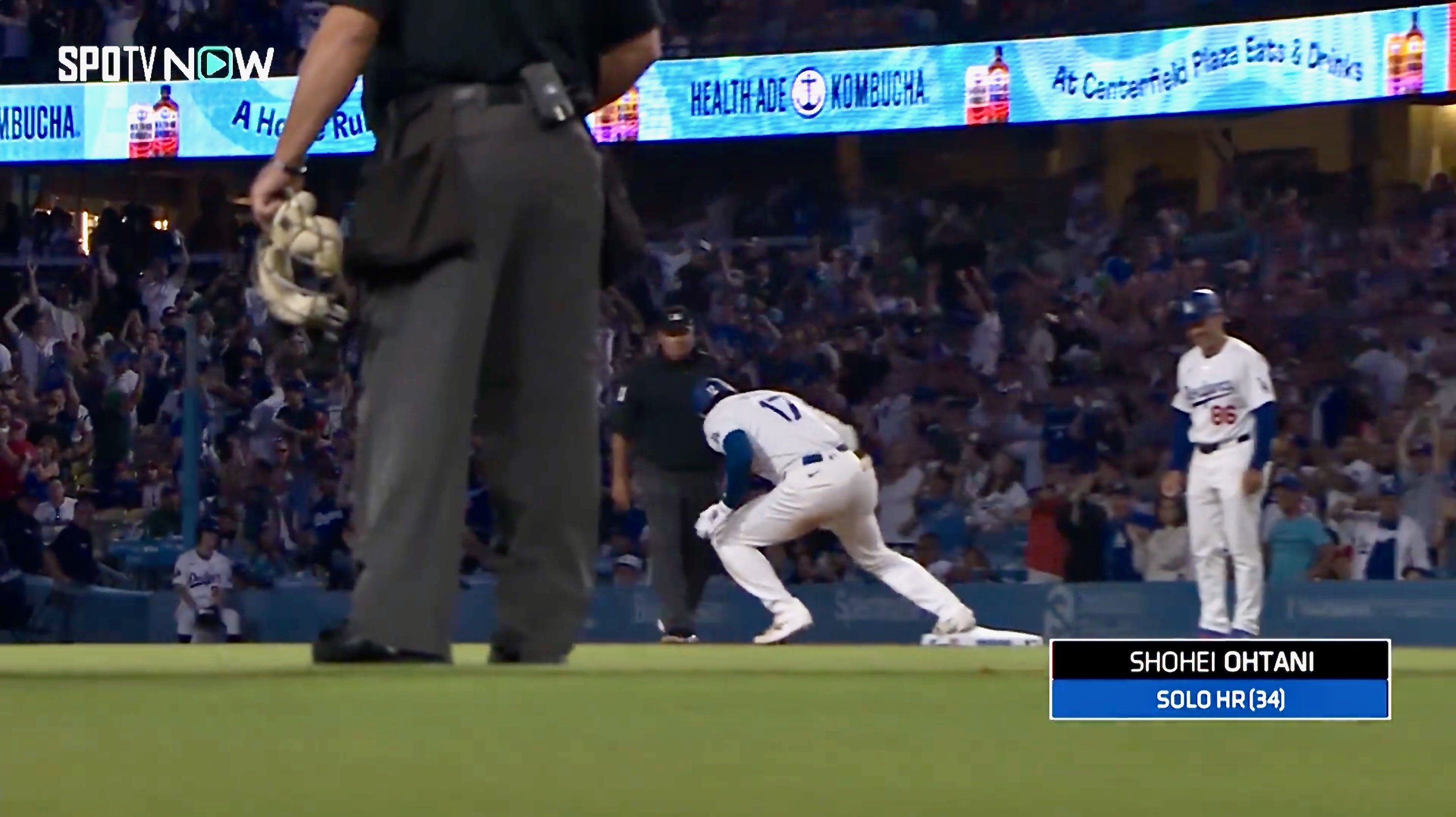 【写真・画像】大谷翔平、34号ソロ弾で“180度ターン” まさかの一塁踏み直し 「デジャブ」「もうセレブレーションにすれば」今季2度目“珍事”の瞬間 1枚目 | MLB | ABEMA ...