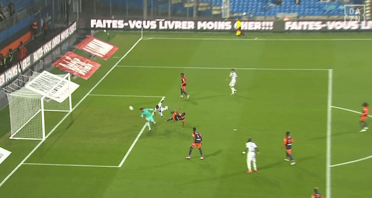 【写真・画像】敵2人とクラッシュでも豪快ダイビングヘッド！ オナイウ阿道が今季初ゴール「ゴン中山→岡崎でど根性FWの系譜」「気合い入ってる」 1枚目 | 海外サッカー | ABEMA ...