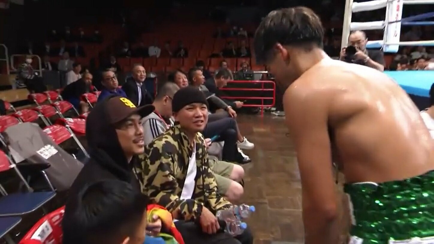 【写真・画像】「危ない、危ない」悶絶ボディで“あわや”リングから転落の衝撃KO 1枚目 | ニュース | ABEMA TIMES | アベマタイムズ