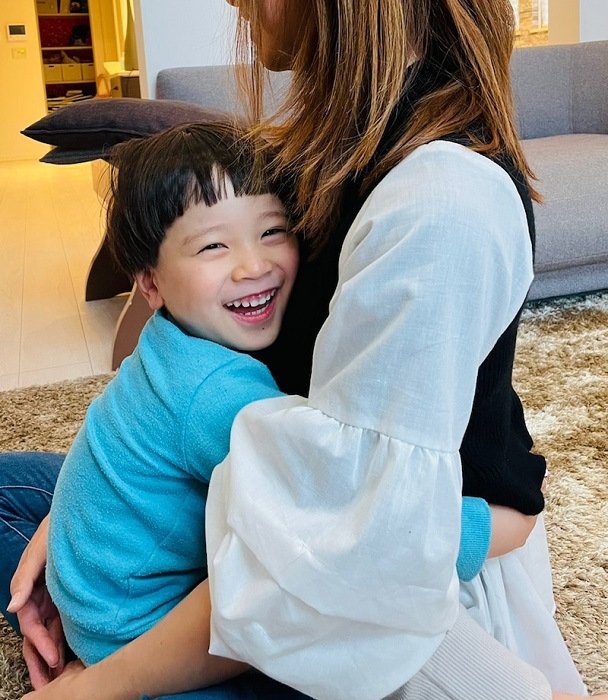 ココリコ・遠藤の妻、幼稚園で次男が号泣した理由に「胸がキュンってなった」 エンタメ総合 Abema Times アベマタイムズ