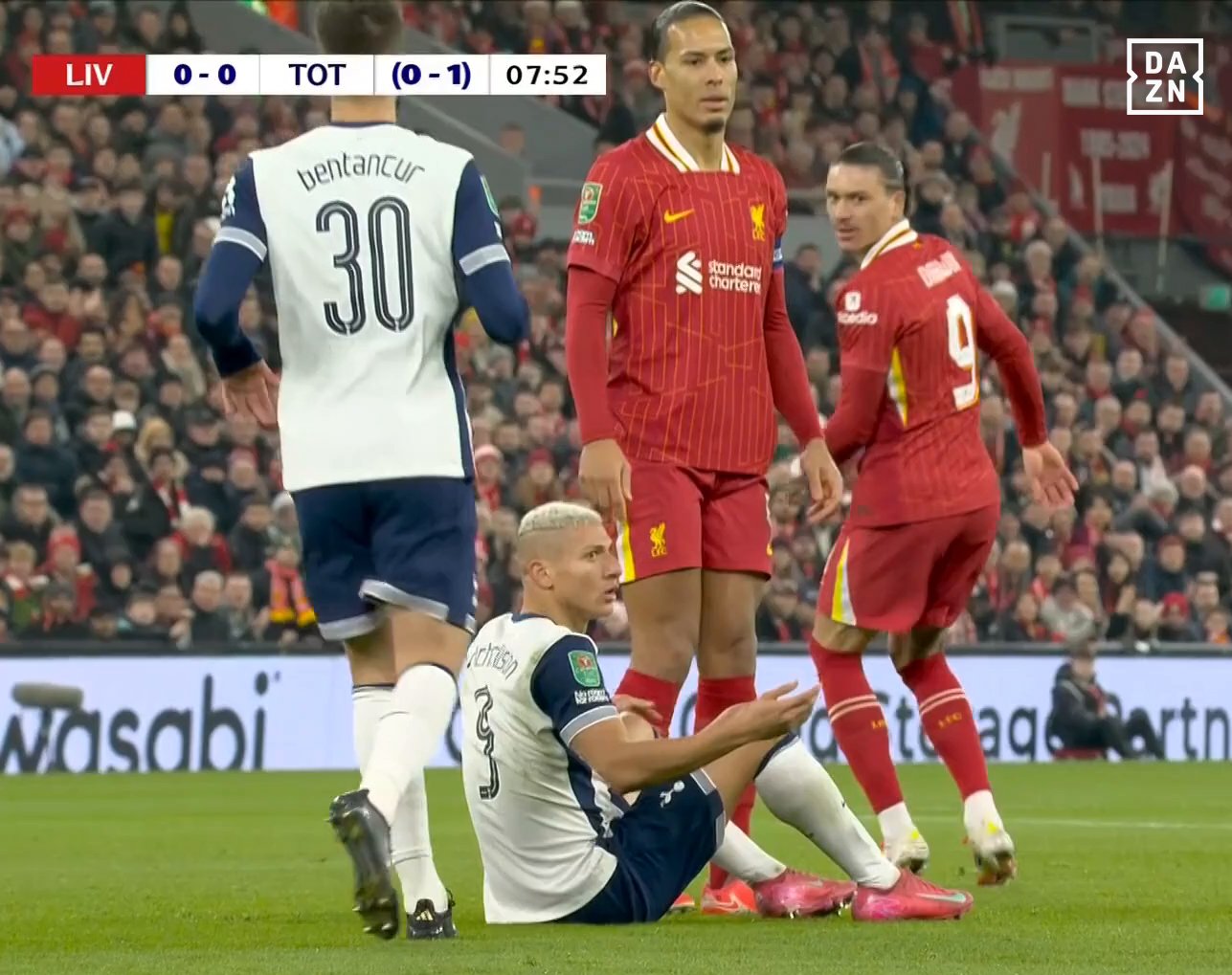 爆笑！ 世界最強CBが悪童FWを“騙した”瞬間「手を差し伸べると見せかけてw」「最高のエンタメ」まさかの“イタズラ”が話題 | 海外サッカー | ABEMA TIMES | アベマタイムズ