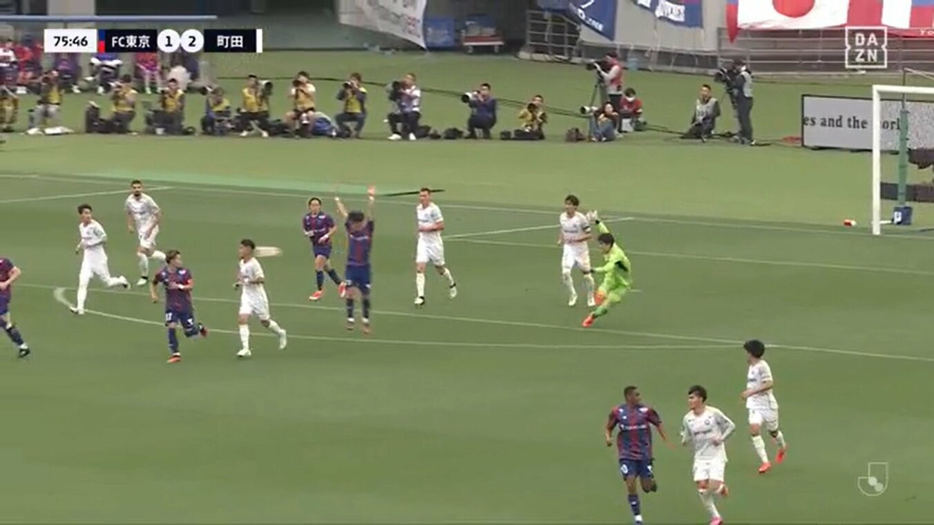 【写真・画像】「暴れすぎだろ」「何やってんだ！」町田GK・谷晃生がチームメートの後頭部を直撃する強烈パントキックを発射！跳ね返り弾が自身のゴールを脅かすあわやの珍場面に「なんだこのギャグw ...