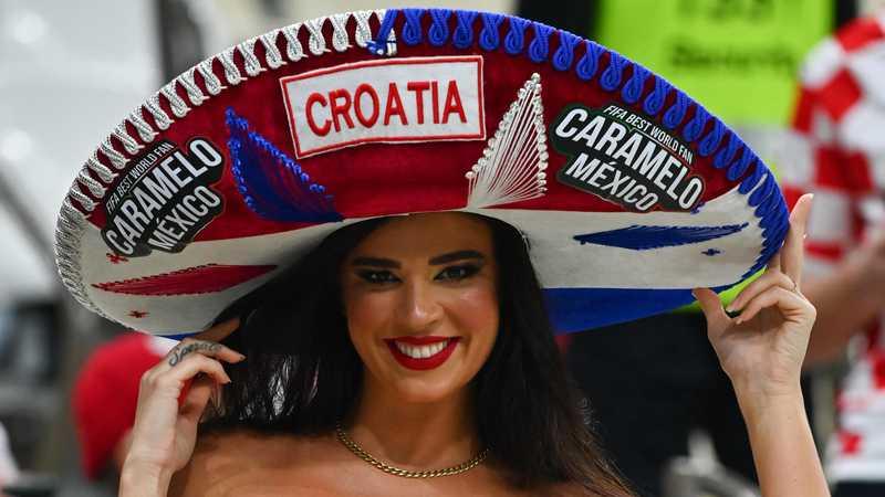 クロアチアの「最強セクシィ女子サポ」、砂漠でビキニになる | Qoly | FIFA ワールドカップ 2022 完全ガイド by ABEMA