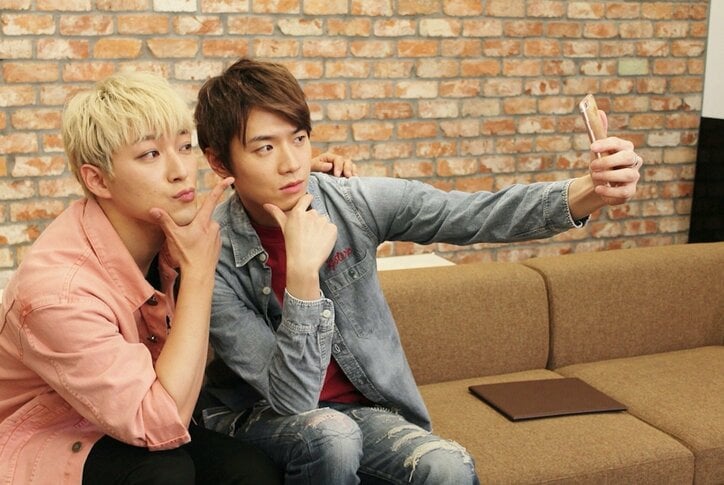 【写真・画像】「CODE-Vソル」×「TRITOPS *イルグン」が「AbemaTV韓ドラナビbyCODE-A*」を結成 「重くても君がすきだよ」にファン歓喜 1枚目 | 話題 | ABEMA ...