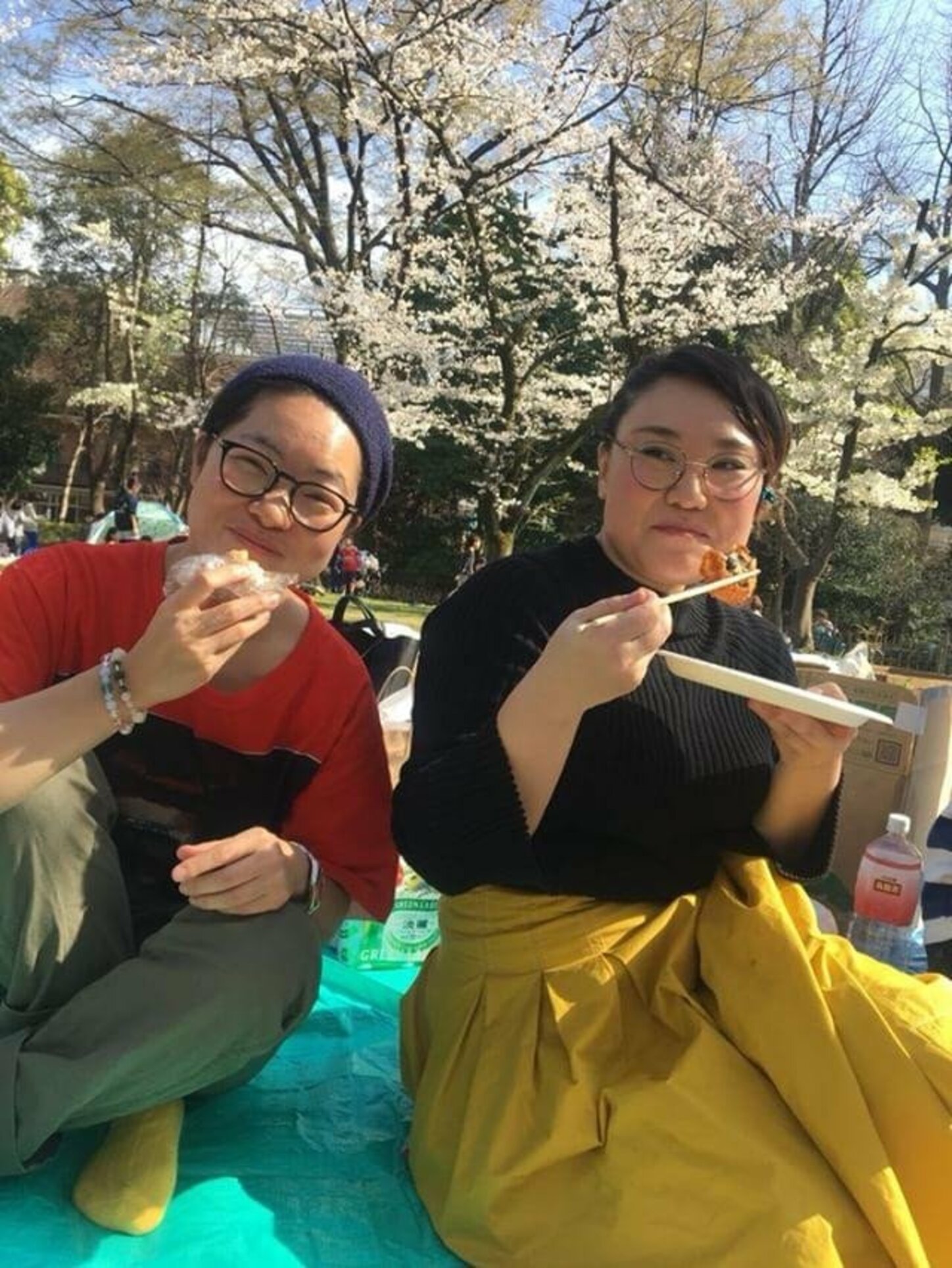 バービー、すっぴん&メガネ姿のイモトアヤコと2ショット「毎日でも花見したい」 話題 Abema Times