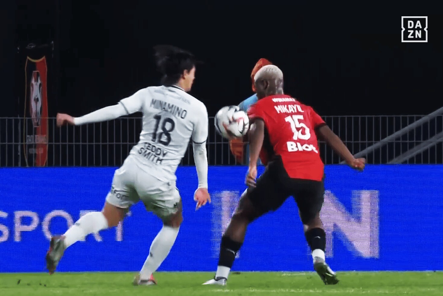 「ハンドだろ！」南野拓実が主張！ ボールが敵の肘に直撃→VARチェックでPK獲得が叶わなかった一部始終 | 海外サッカー | ABEMA TIMES | アベマタイムズ