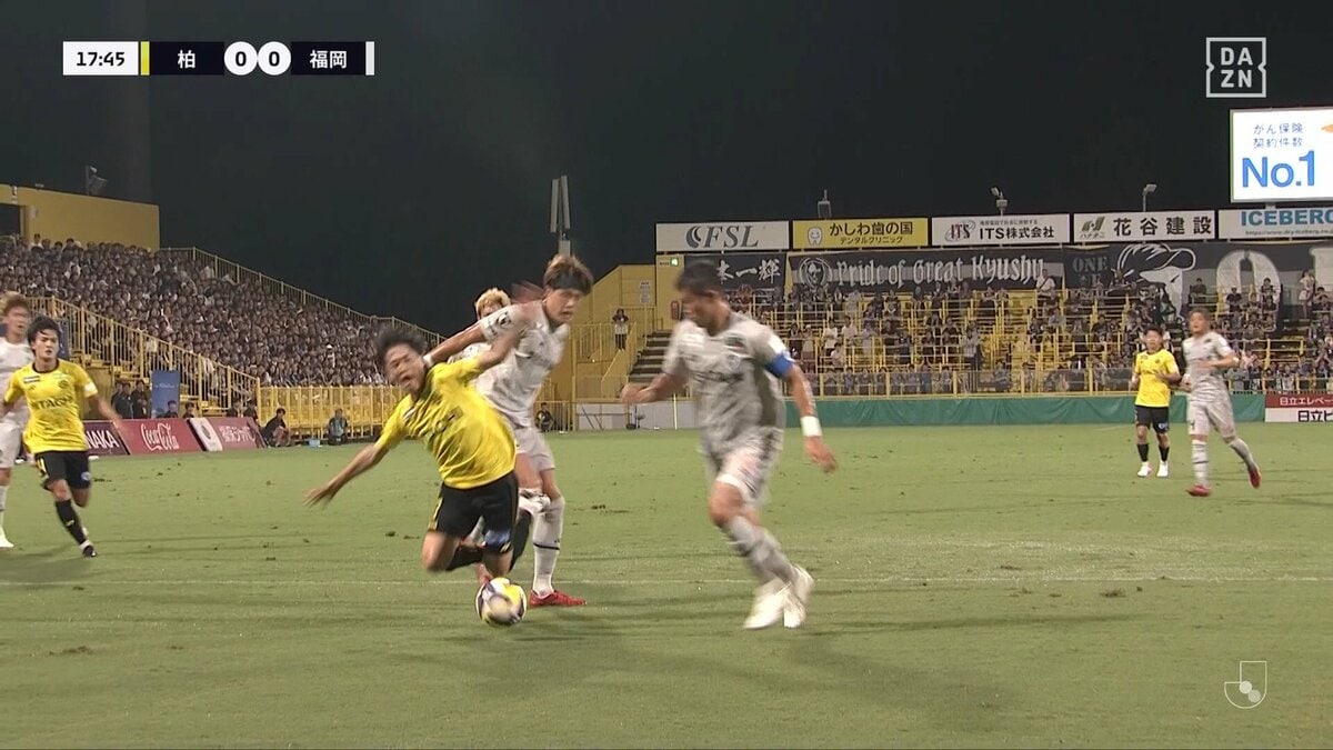 判定に物議！日本代表DF、ペナルティエリア内の接触でファウル→PKに「これがファウルなん？」「相手がうまかった」 | Jリーグニュース | ABEMA TIMES | アベマタイムズ