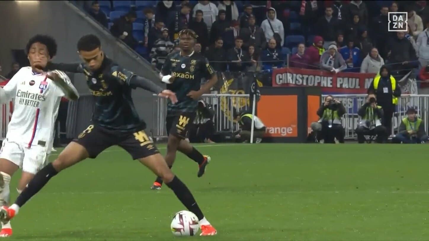 【写真・画像】「ひでえ」「完全に殴ってる」長身FWの右ストレートで一発ノックアウト 不意のグーパンチが顔面直撃で転倒悶絶の瞬間「顔にモロ入ってる」 1枚目 | 海外サッカー | ABEMA ...