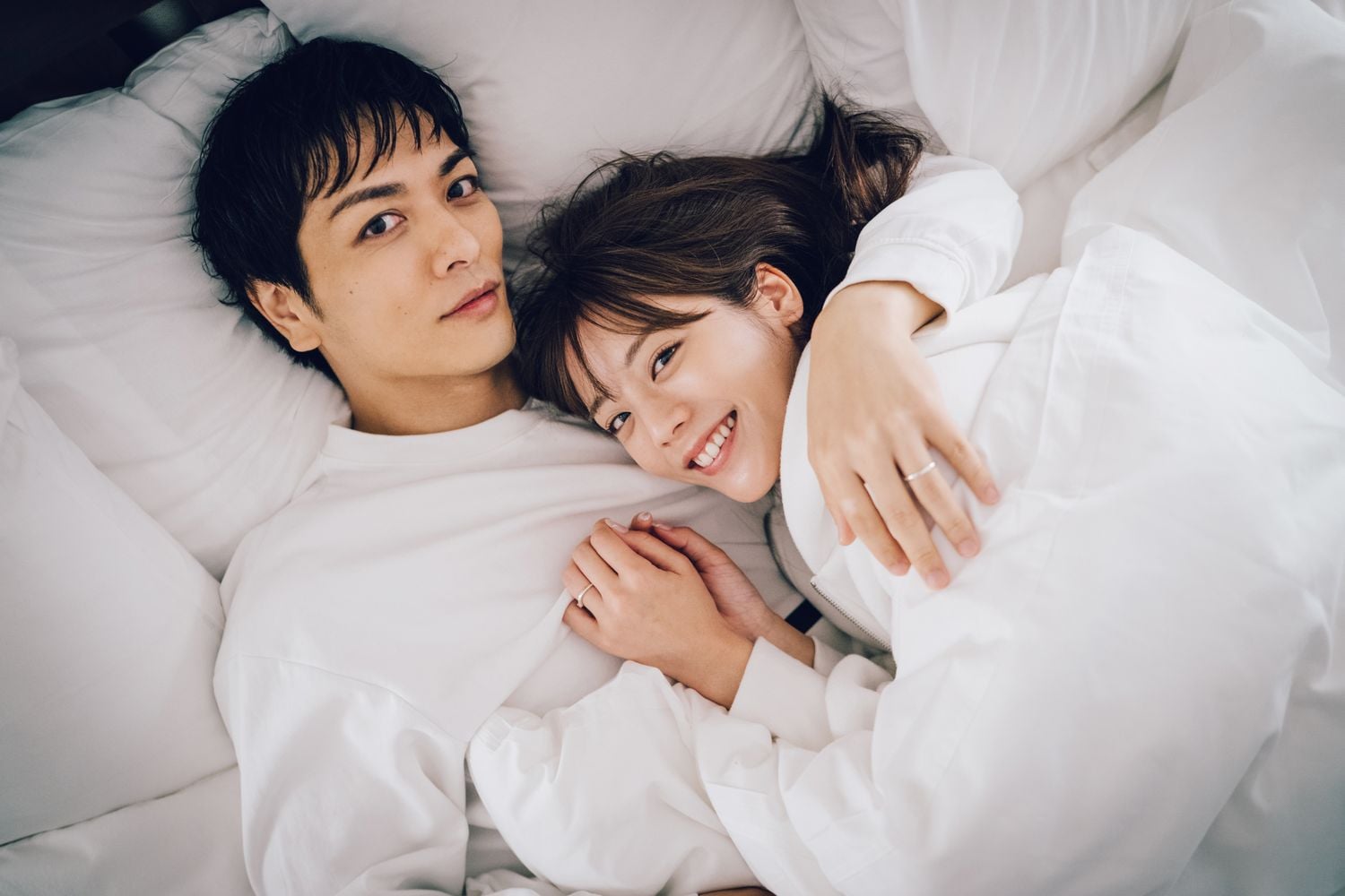 貴島明日香、15歳年上夫とベッドイン!パジャマで甘えモードな姿にチョコプラ「俺らの知ってる明日香ちゃんじゃない」『私たち結婚しました4』第1話