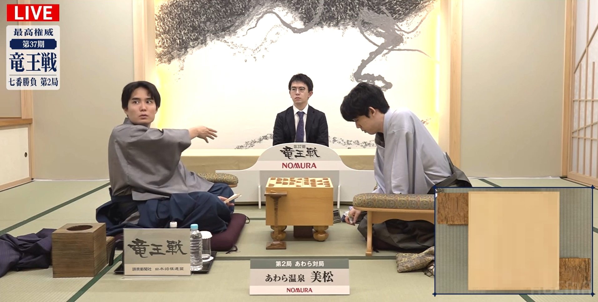 小さな侵入者！？背後に迫る“影”にも動じない藤井聡太竜王の様子が話題 ファンはあわあわ「無視できない」「ちょw」 | 将棋 | ABEMA TIMES | アベマタイムズ