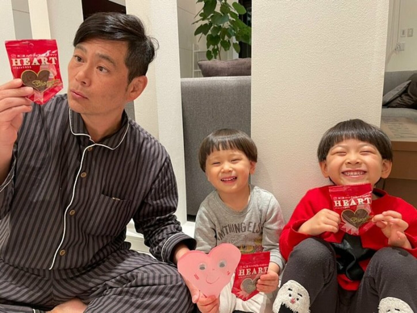 ココリコ遠藤の妻、夫に渡した“約70円”のチョコ「高級なチョコは欲しがらない」 話題 Abema Times
