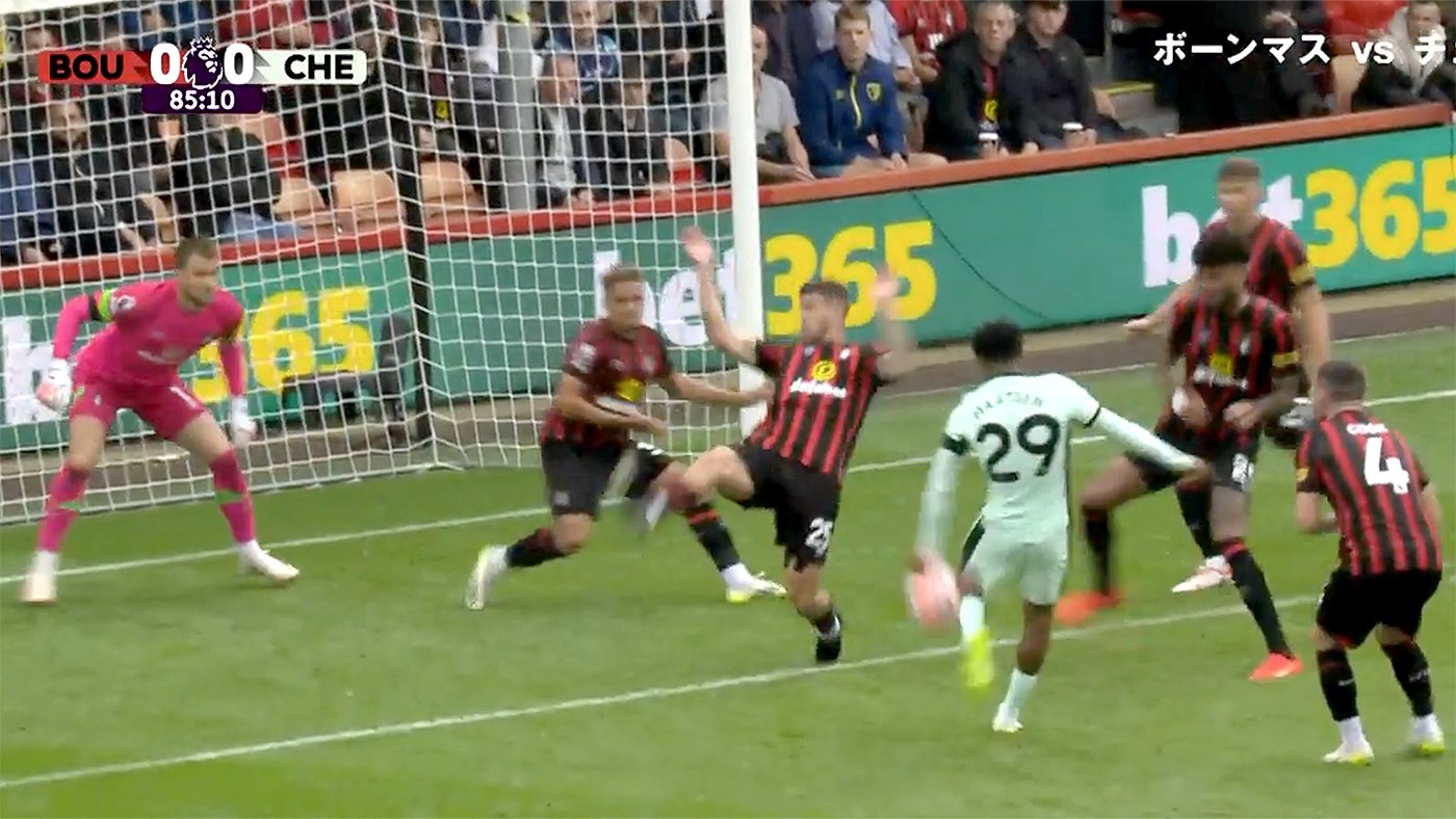 秘技・足裏ブロック！？超至近距離シュートにGK右手1本、DF右足1本「体張ってる」攻撃乱射vsバチボコ守備な一部始終 | サッカー | ABEMA TIMES | アベマタイムズ