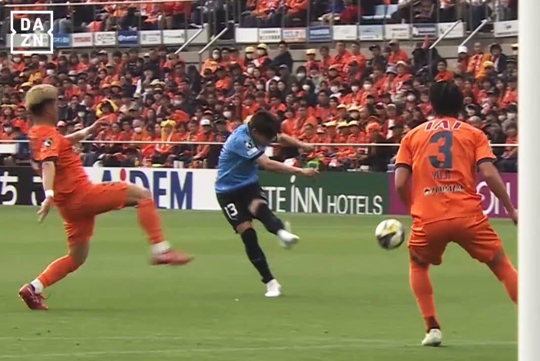 【写真・画像】速すぎて見えない…日本代表期待DFの“20m弾丸バズーカ砲”に騒然！「ロベカルやん」「すごい弾道」川崎・三浦颯太が“衝撃の一撃” 2枚目 | Jリーグニュース | ABEMA ...