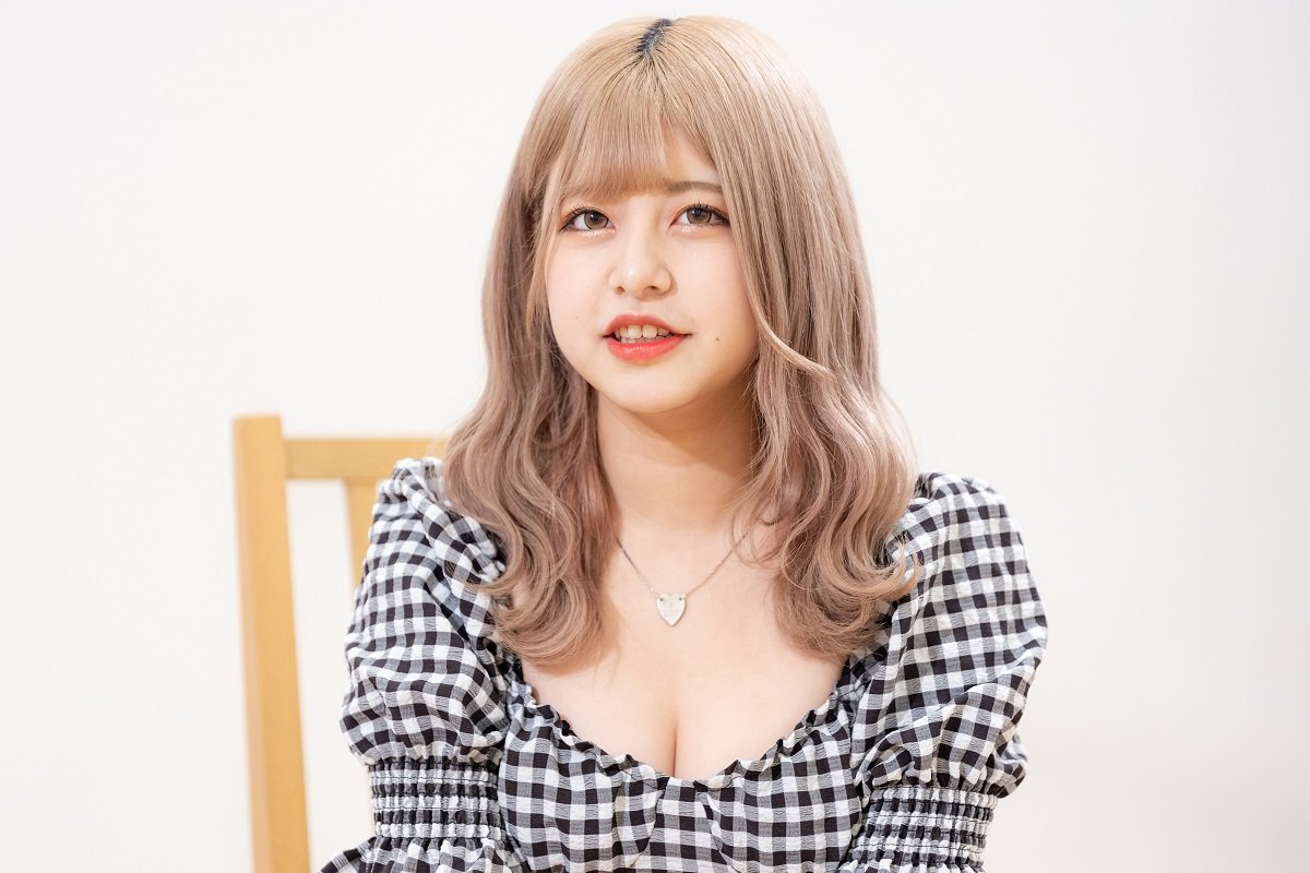 「目のやり場が…」バーレスクダンサー、谷間全開で合コンに登場！ 前かがみの際どい姿勢にヒロミ困惑 | バラエティ | ABEMA TIMES | アベマタイムズ