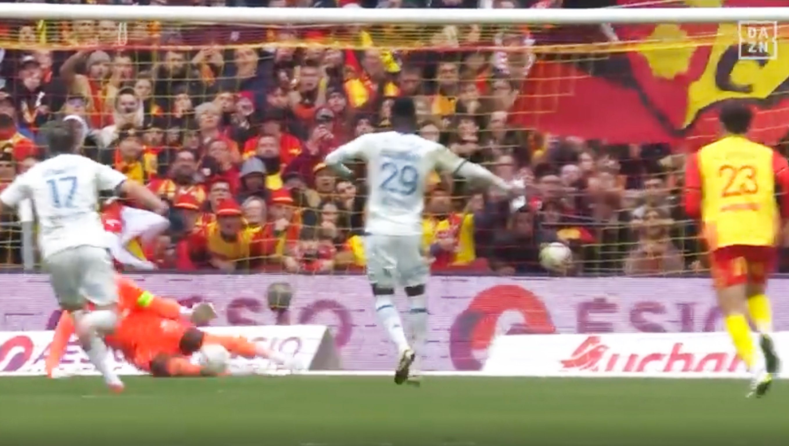 「南野に蹴らせよう」「やっちまった」モナコFWが“今季4回目のPK失敗”で批判殺到！コースが甘すぎるシュート→跳ね返りも蹴り損ね…監督はキッカー交代を示唆 | サッカー | ABEMA ...