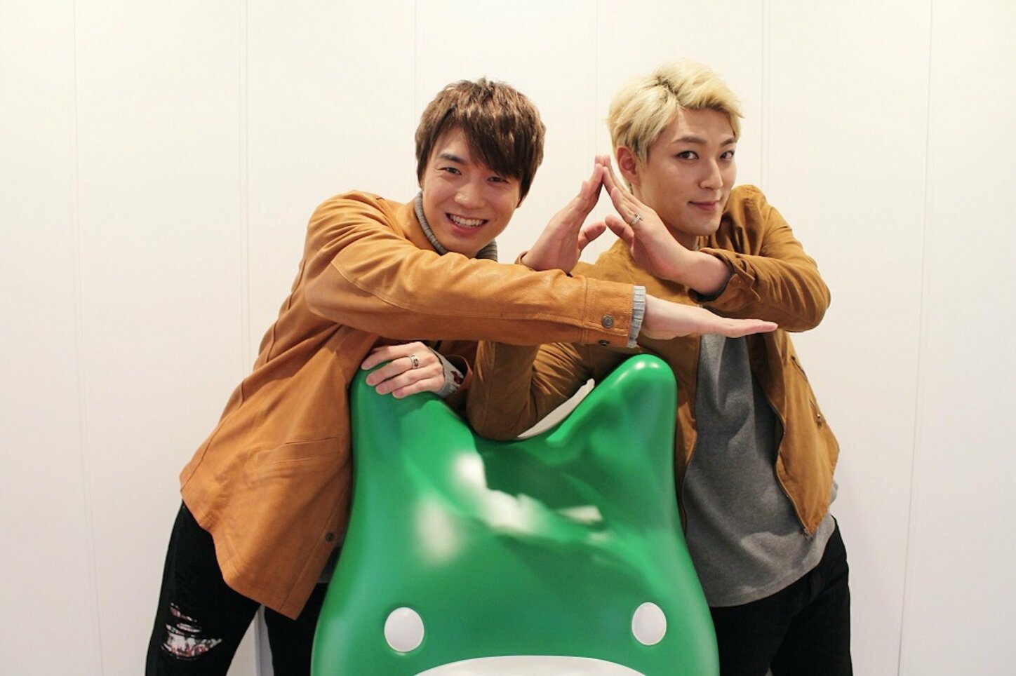 【写真・画像】「CODE-Vソル」×「TRITOPS *イルグン」が「AbemaTV韓ドラナビbyCODE-A*」を結成 「重くても君がすきだよ」にファン歓喜 1枚目 | 話題 | ABEMA ...