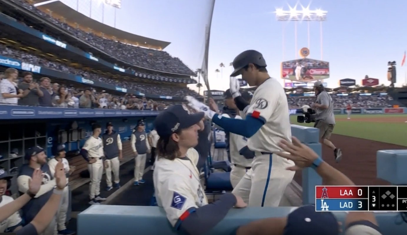 一体、何が起きた！？ 大谷翔平、特大アーチ後にハプニング発生… 強すぎるハイタッチが話題に ファン爆笑「吹っ飛ぶレベルだな」「大谷さんの怪力ぶりw」 | MLB | ABEMA TIMES ...