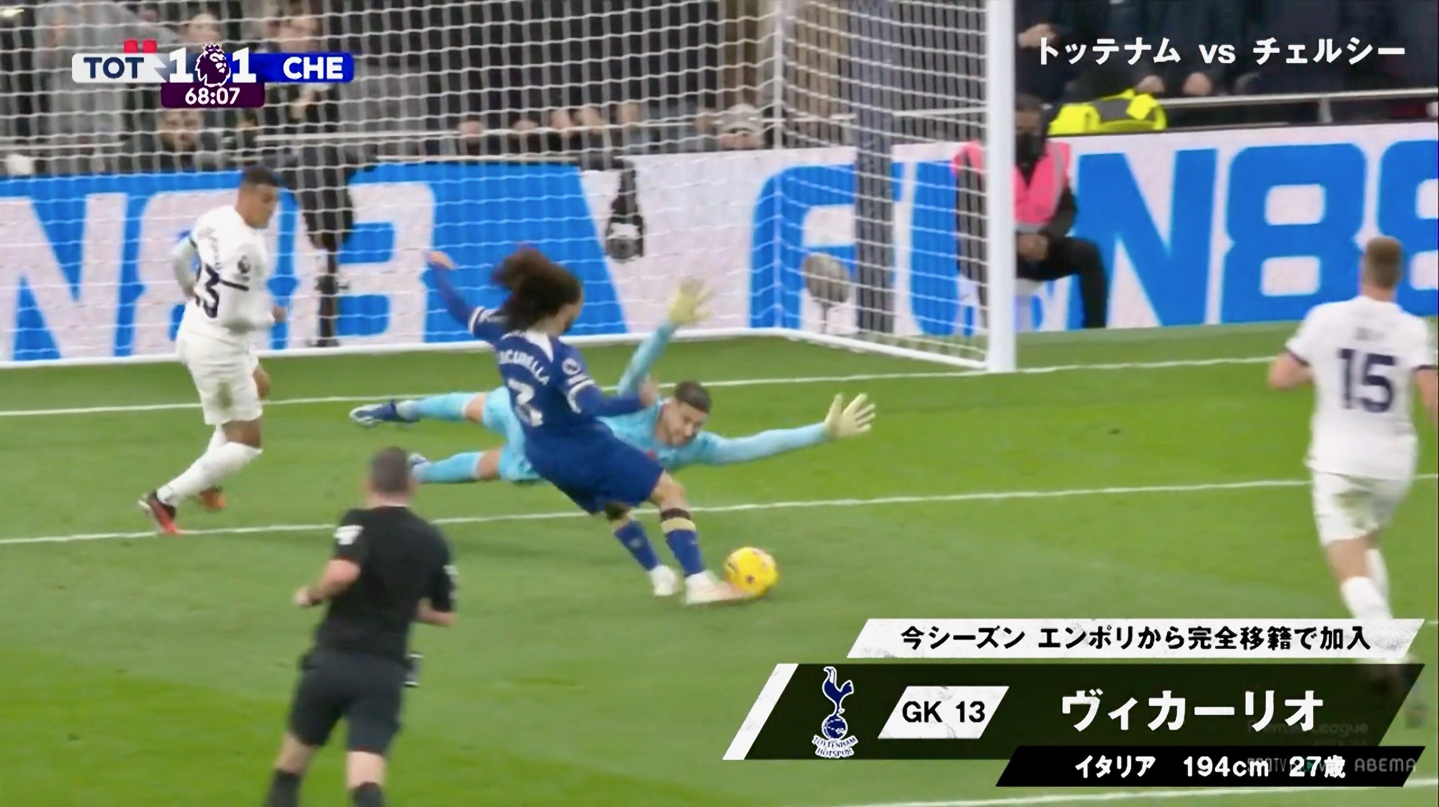 「顔面セーブきた」GKが驚愕シュートストップ！ プレミアNo.1セーブ率守護神が鉄壁守備、スタジアム熱狂 | サッカー | ABEMA TIMES | アベマタイムズ