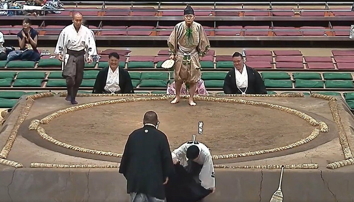 (2ページ目) 取組直後、“笑ってはいけない”ハプニング発生 親方が“ツボって”笑いが伝染する珍事 「みんな仲良さそう」ファンもほっこり | 大相撲 | ABEMA TIMES | アベマタイムズ