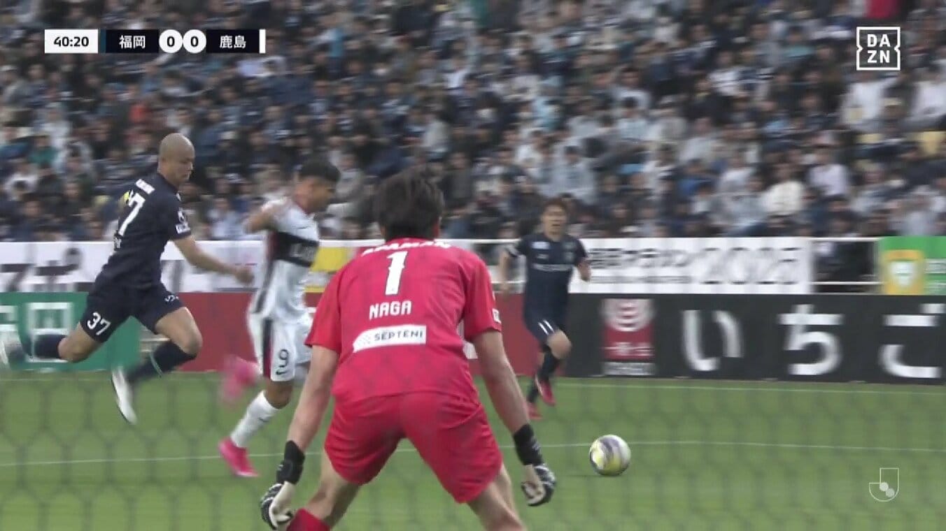 【写真・画像】「これでPKはきつい」「手を出してるのは事実」“手”で突破を阻止!? 痛恨のPK献上シーンが物議「ほとんど触ってないやん」 1枚目 | Jリーグニュース | ABEMA ...