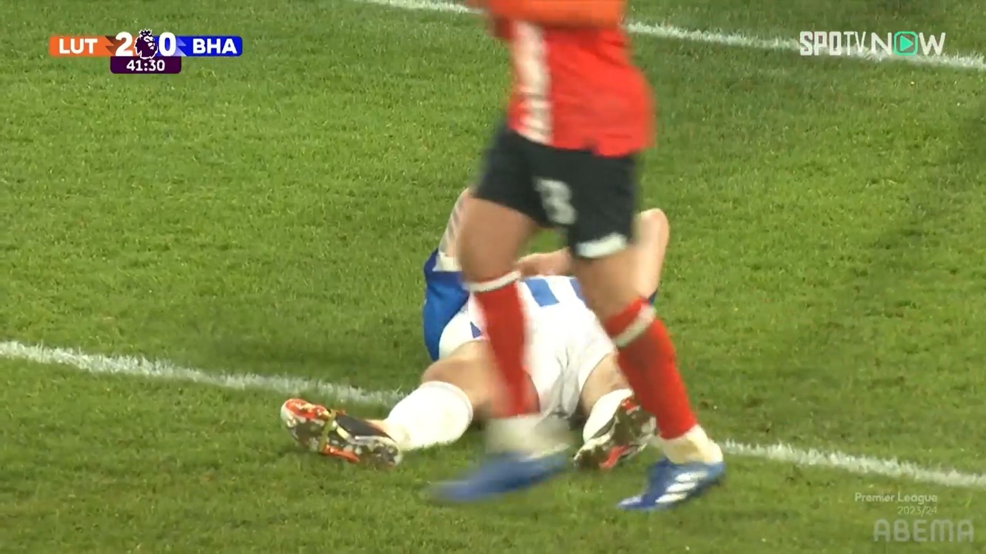 「破壊されてるやん」「ガチの化け物」プレミアリーグでまさかの“豪快ラリアット”炸裂！193cmの長身FWが喜び過ぎて相手の屈強DFを一撃ノックアウトした決定的瞬間 | サッカー | ABEMA ...