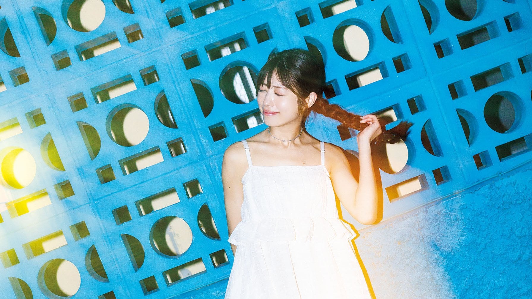 Peel the Apple・浅原凜1st写真集、“メルヘン＆ショートパンツ”の裏表紙カバーが公開 | グラビア | ABEMA TIMES | アベマタイムズ